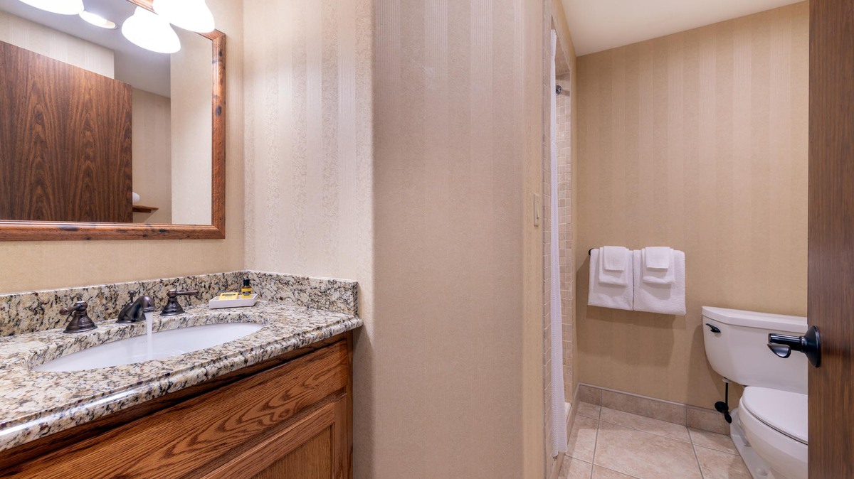 Lodging in Waterbury VT Queen Room with Mountain View | Best Western ...